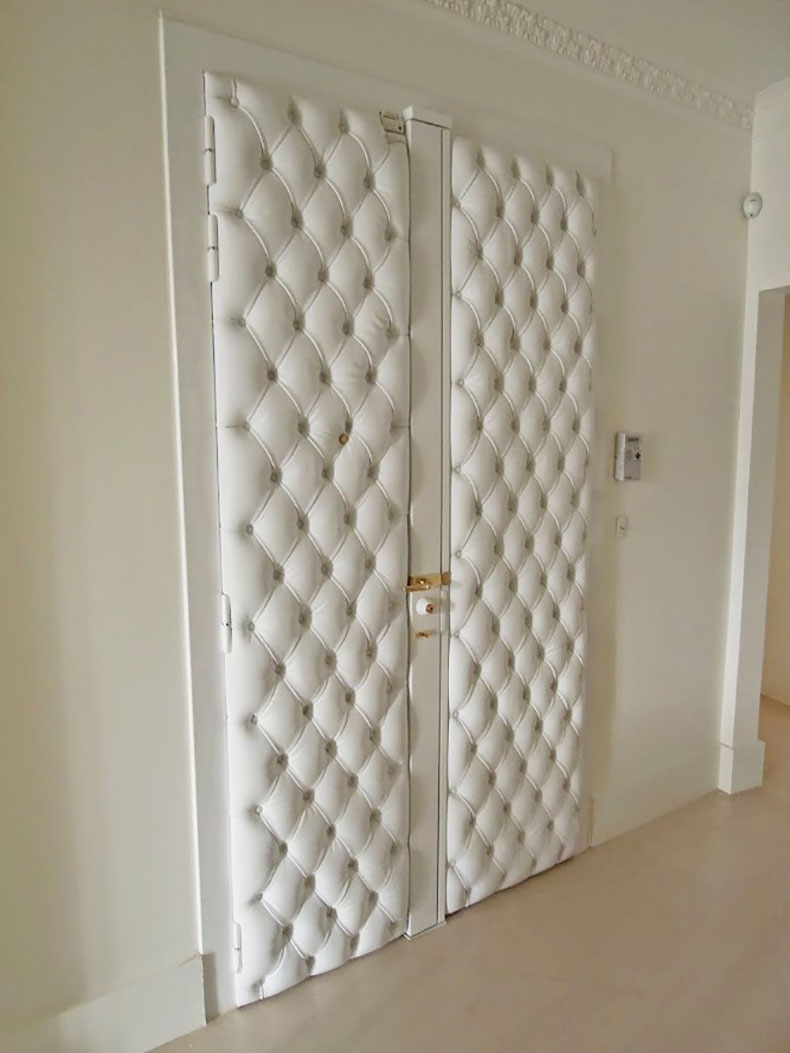 Porte capitonnée en cuir blanc sur mesure | Tapissier à Paris 6, 8, 16 ...