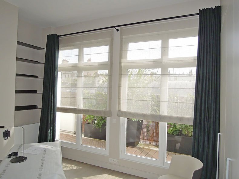 Doubles rideaux et store bateau sur mesure baie vitrée salon ...