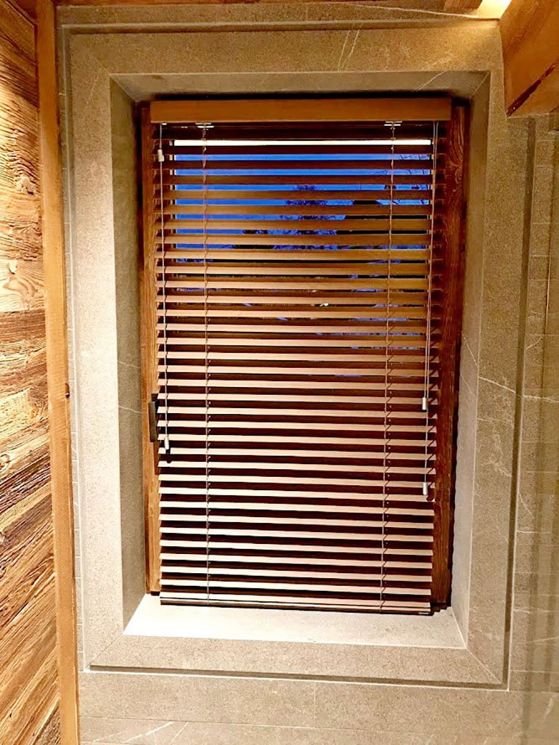 Store venitien bois megeve | Tapissier à Paris 6, 8, 16, 17 et Neuilly ...